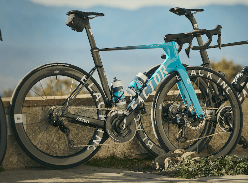 Israel-Premier Tech et ses Factor Ostro VAM 2024 - Dimensions Vélo