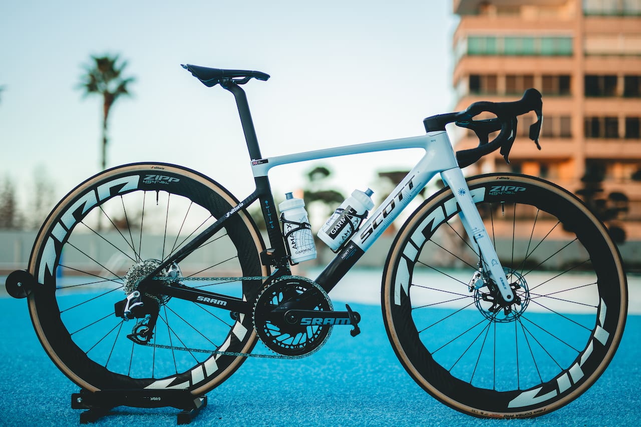 Tom Pidcock déjà victorieux avec Q36.5 Pro Cycling et son Scott Addict RC - Dimensions Vélo